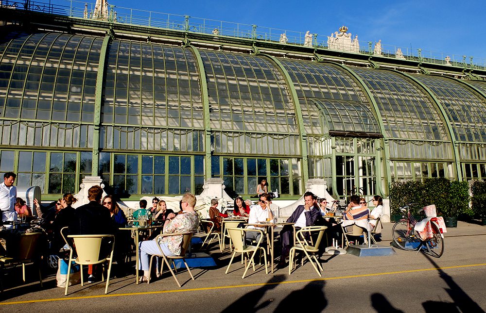 Palmenhaus: the coffeehouse in a glasshouse - Vienna Würstelstand