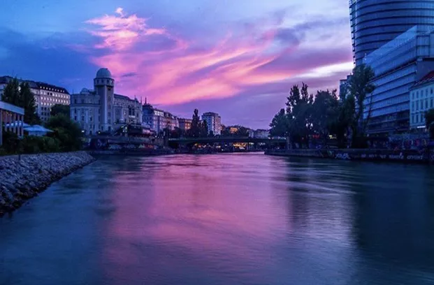 14 mesmerising photos of Vienna by night - Vienna Würstelstand