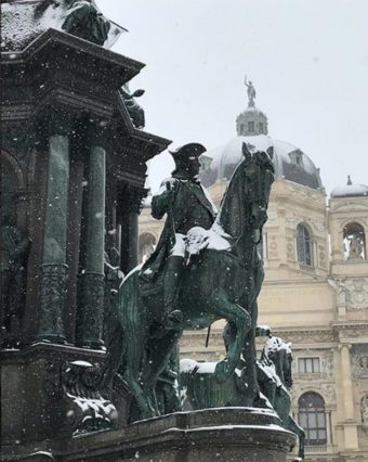 20 fun photos of Vienna under snow this week - Vienna Würstelstand