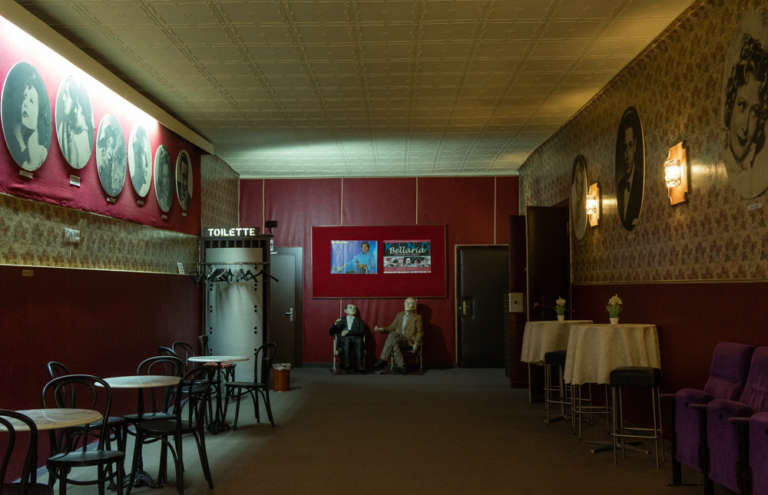 20 photographs of Vienna's charming old cinema foyers before they open ...