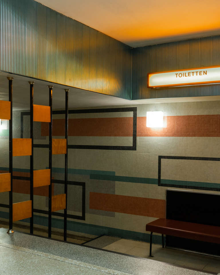 20 photographs of Vienna's charming old cinema foyers before they open ...