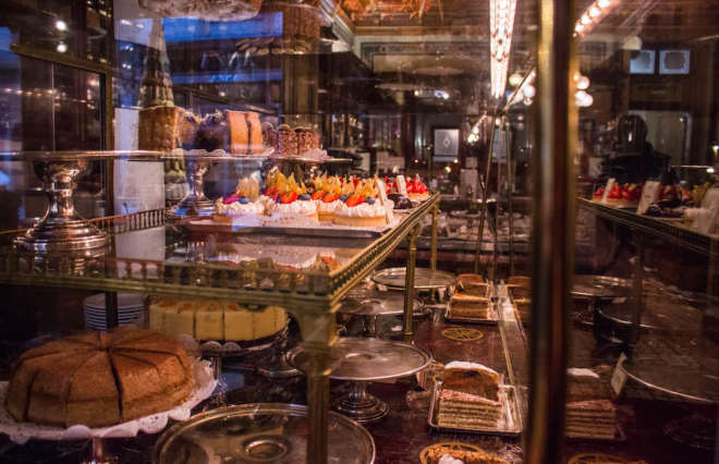 17 pictures of five old and legendary Viennese Konditorei, before they open