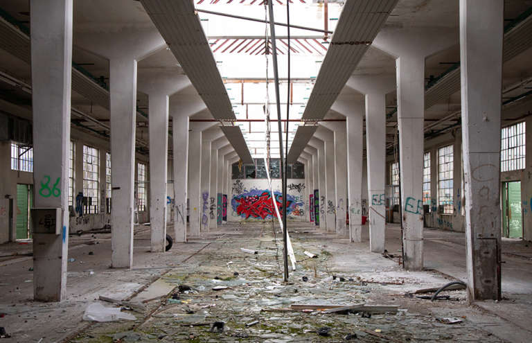 Abandoned Vienna: urban explorer captures creepy photos from inside a ...